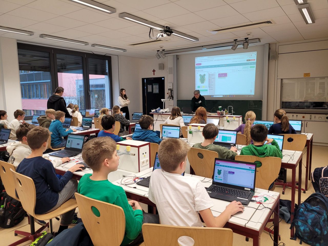 Die THD mit „Codebug“ zu Gast in der Forscherklasse | Dominicus-von ...